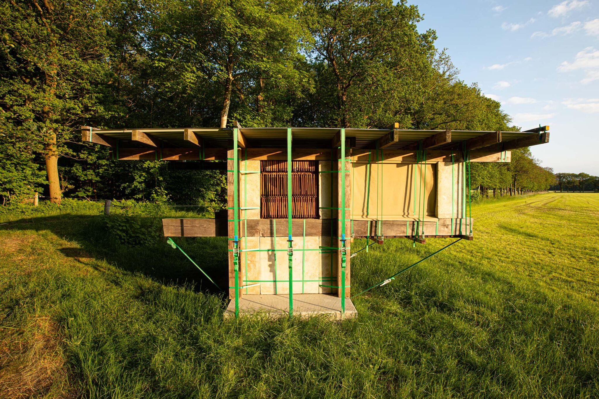 借りた資材をバンドで固定してつくる宿泊施設〈Stable Stack〉Overtreders W、オランダ - TECTURE MAG（テク ...