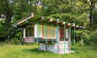 借りた資材をバンドで固定してつくる宿泊施設〈Stable Stack〉Stable Stack - accommodation made ...