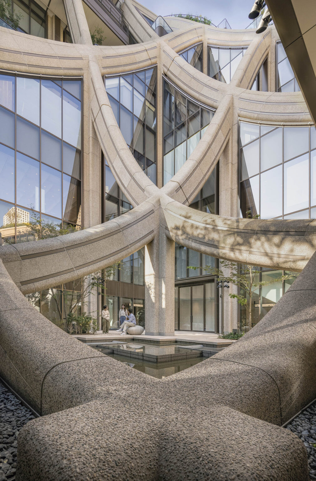 ヘザウィック・スタジオによる、立体的な庭園で包まれた〈麻布台ヒルズ〉低層部 - TECTURE MAG（テクチャーマガジン） | 空間デザイン・建築メディア