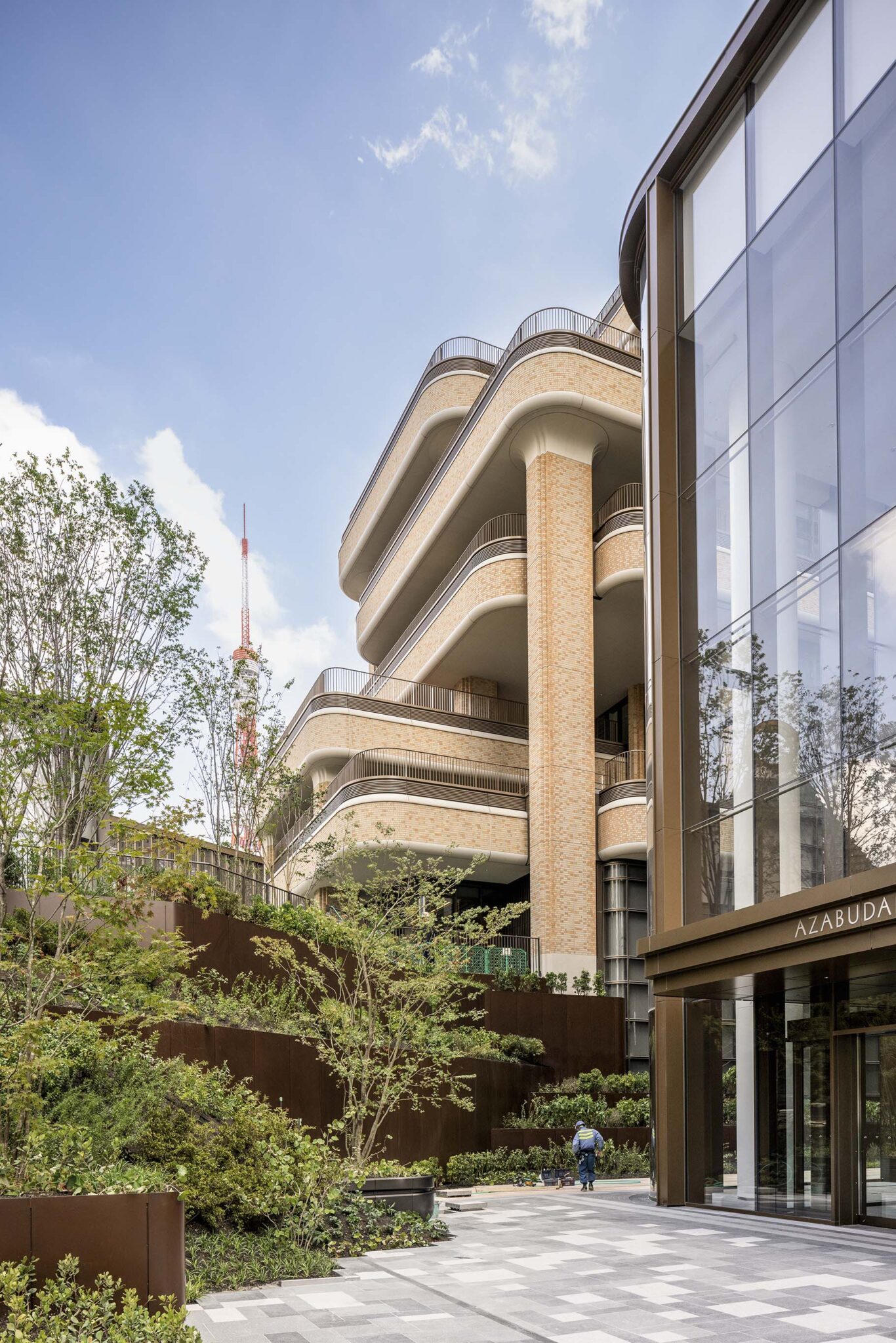 ヘザウィック・スタジオによる、立体的な庭園で包まれた〈麻布台ヒルズ〉低層部 - TECTURE MAG（テクチャーマガジン） | 空間デザイン・建築メディア