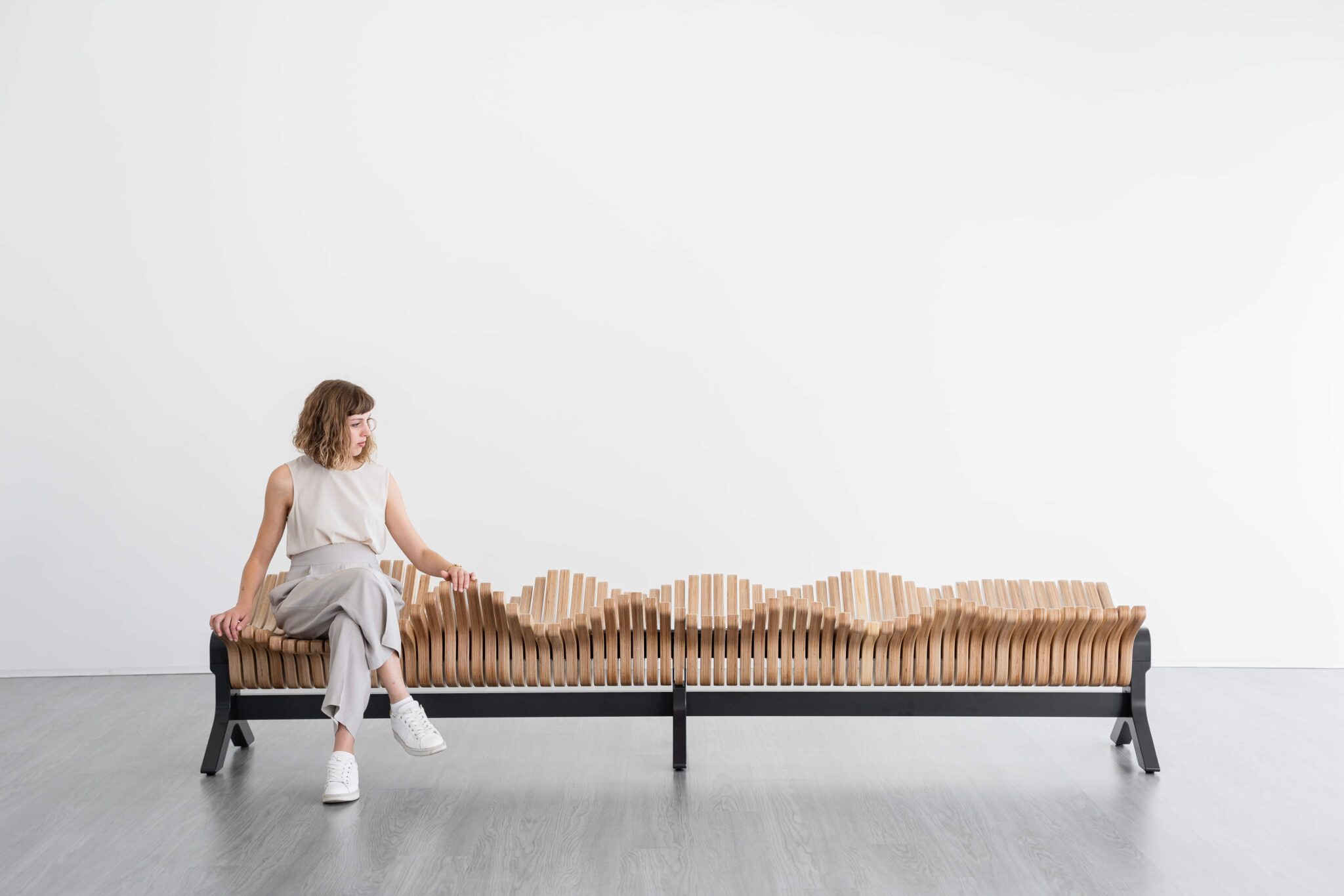 利用者の動きに反応し波のようにうねるベンチ〈SurfBench〉 - TECTURE MAG（テクチャーマガジン） | 空間デザイン・建築メディア