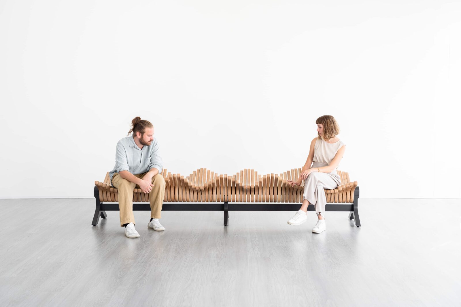 利用者の動きに反応し波のようにうねるベンチ〈SurfBench〉 - TECTURE MAG（テクチャーマガジン） | 空間デザイン・建築メディア