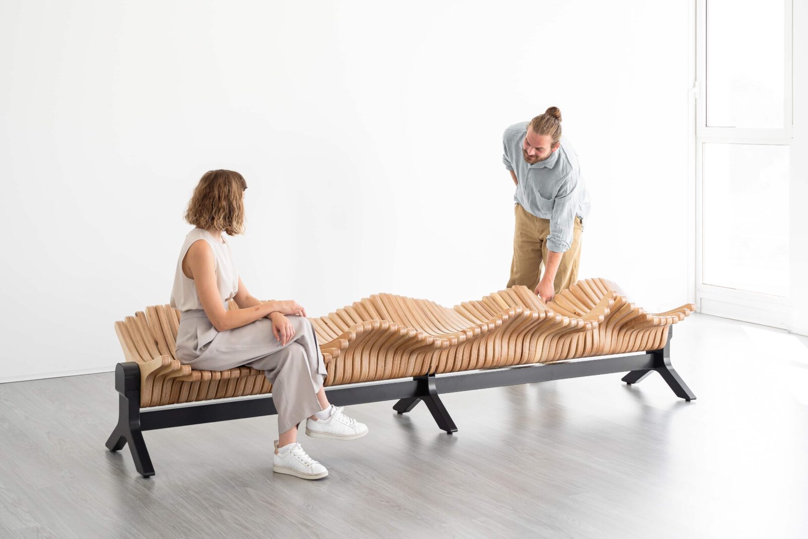 利用者の動きに反応し波のようにうねるベンチ〈SurfBench〉 - TECTURE MAG（テクチャーマガジン） | 空間デザイン・建築メディア