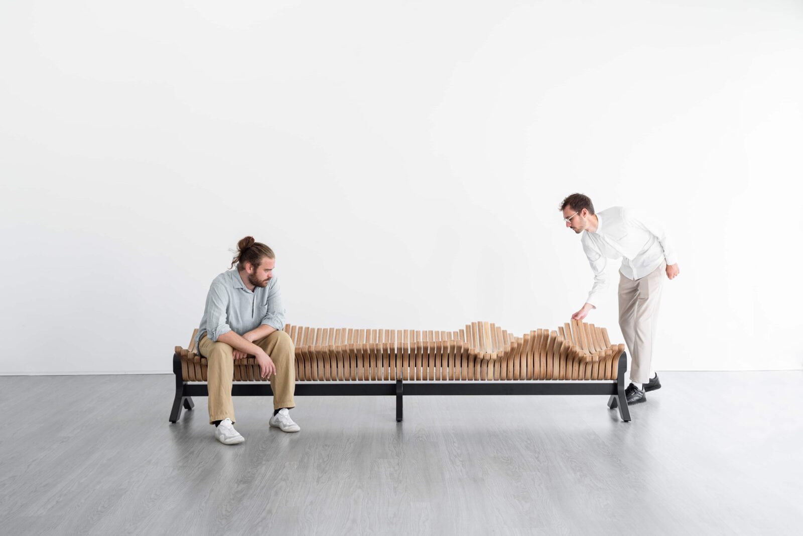 利用者の動きに反応し波のようにうねるベンチ〈SurfBench〉 - TECTURE MAG（テクチャーマガジン） | 空間デザイン・建築メディア