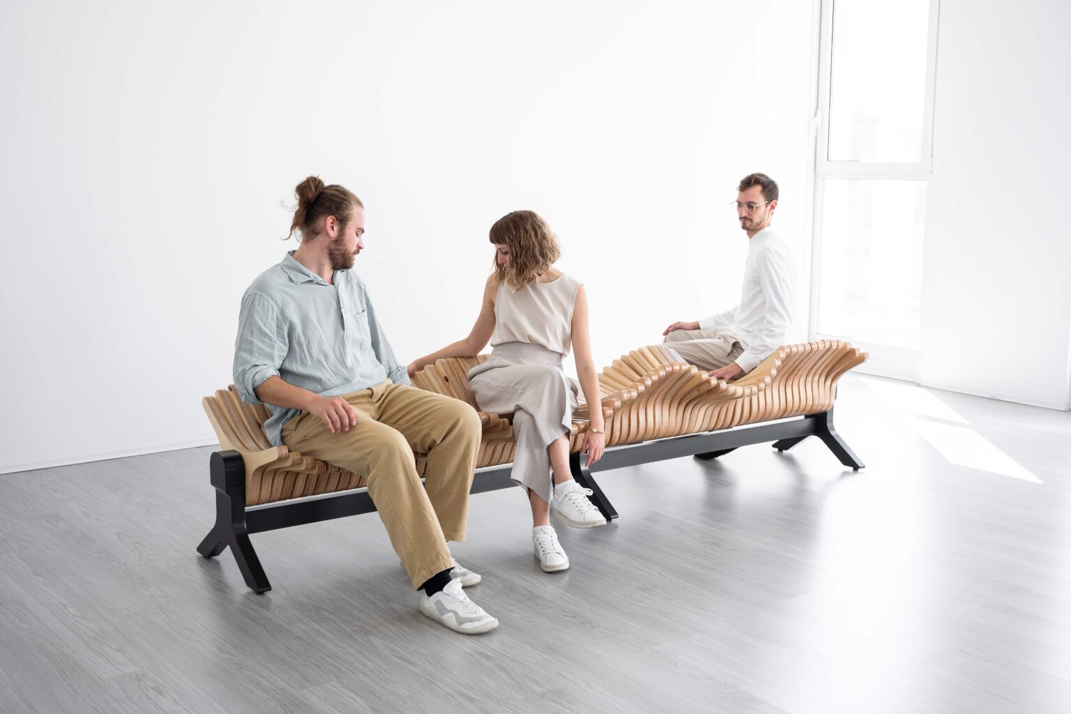 利用者の動きに反応し波のようにうねるベンチ〈SurfBench〉 - TECTURE MAG（テクチャーマガジン） | 空間デザイン・建築メディア