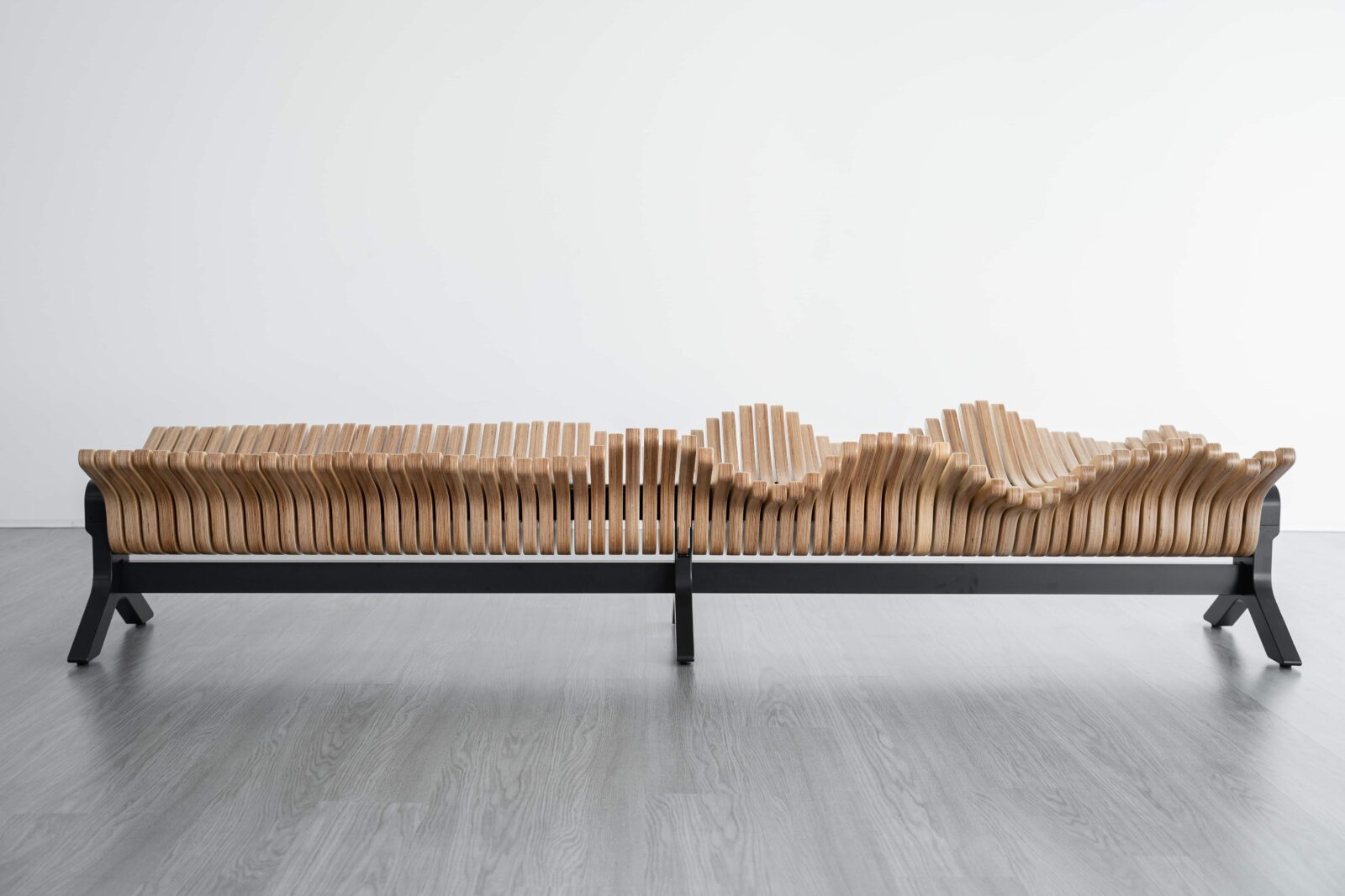 利用者の動きに反応し波のようにうねるベンチ〈SurfBench〉 - TECTURE MAG（テクチャーマガジン） | 空間デザイン・建築メディア