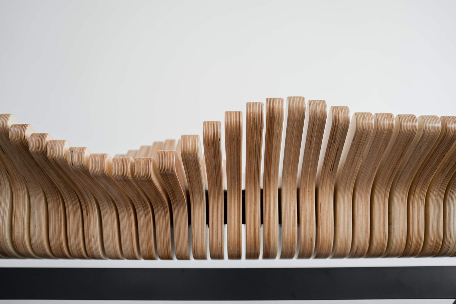 利用者の動きに反応し波のようにうねるベンチ〈SurfBench〉 - TECTURE MAG（テクチャーマガジン） | 空間デザイン・建築メディア