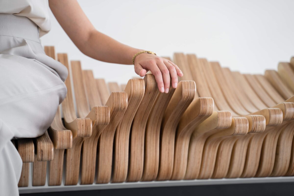 利用者の動きに反応し波のようにうねるベンチ〈SurfBench〉 - TECTURE MAG（テクチャーマガジン） | 空間デザイン・建築メディア