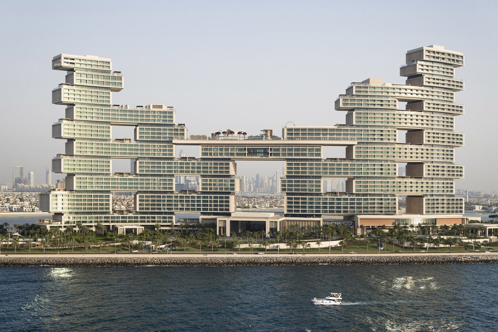 ドバイに新たに誕生した 階段状に積み上がるリゾートホテル〈アトランティス ザ ロイヤル〉KPF - TECTURE MAG（テクチャーマガジン） | 空間デザイン・建築メディア