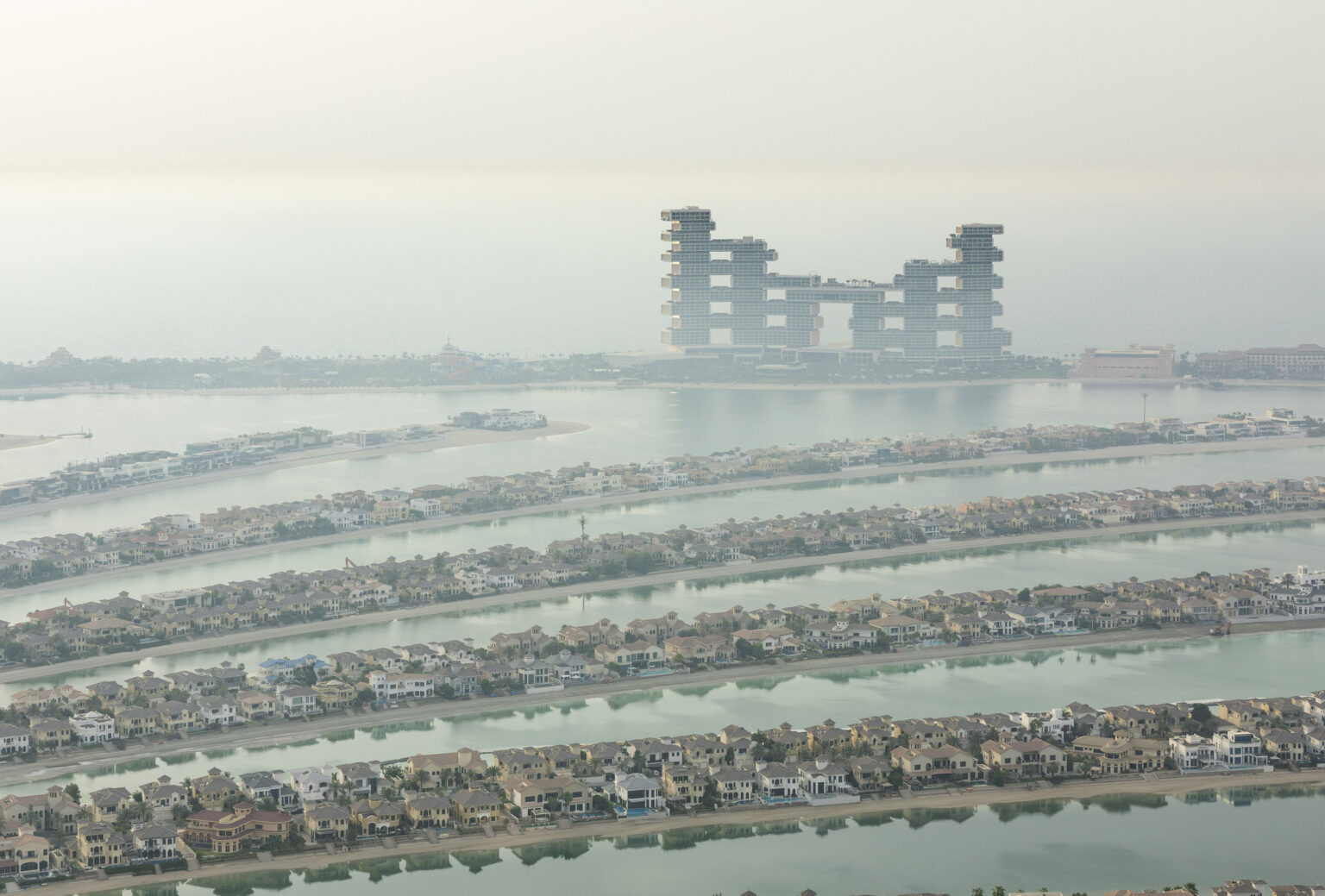 ドバイに新たに誕生した 階段状に積み上がるリゾートホテル〈アトランティス ザ ロイヤル〉KPF - TECTURE MAG（テクチャーマガジン） | 空間デザイン・建築メディア