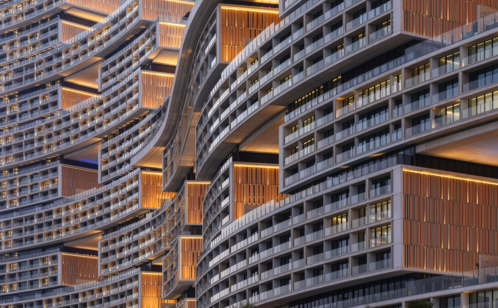 ドバイに新たに誕生した 階段状に積み上がるリゾートホテル〈アトランティス ザ ロイヤル〉KPF - TECTURE MAG（テクチャーマガジン） | 空間デザイン・建築メディア