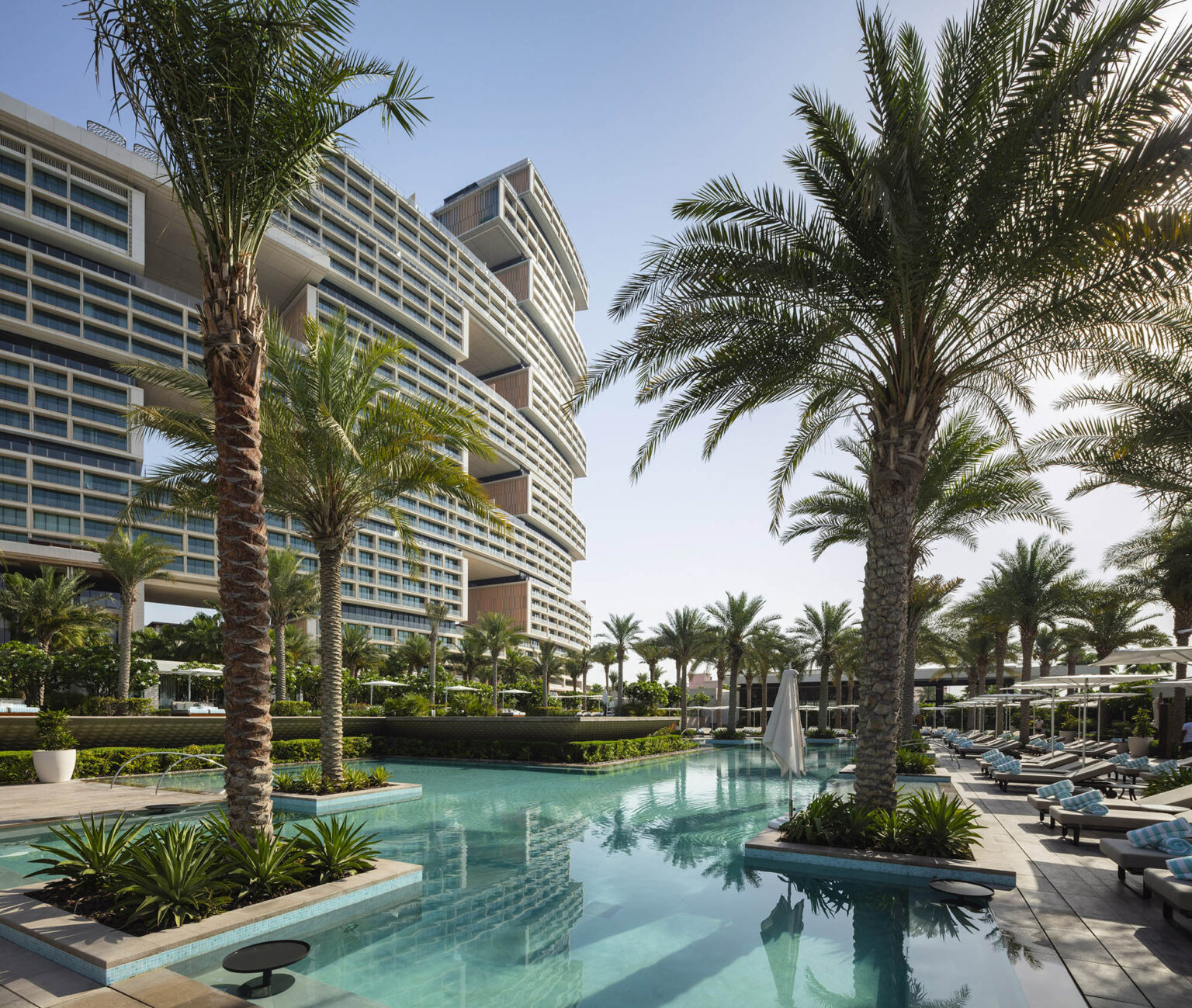 ドバイに新たに誕生した 階段状に積み上がるリゾートホテル〈アトランティス ザ ロイヤル〉KPF - TECTURE MAG（テクチャーマガジン） | 空間デザイン・建築メディア