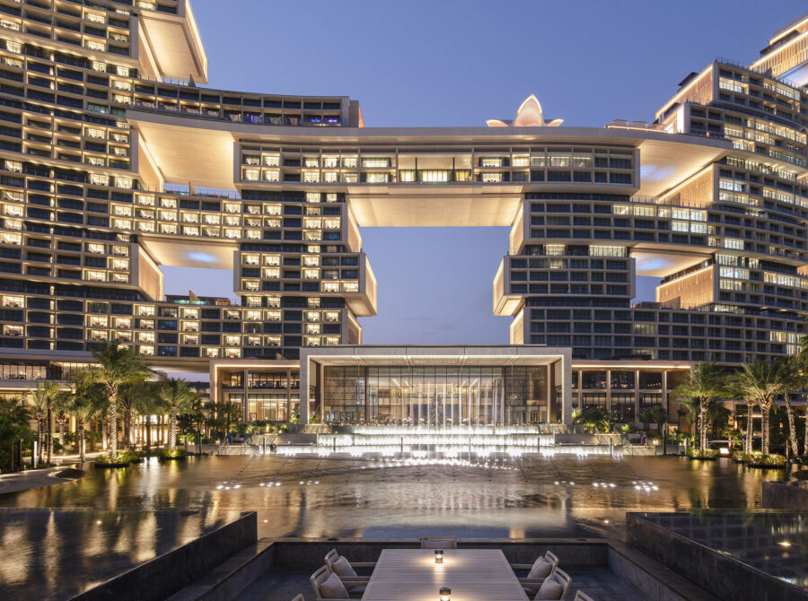 ドバイに新たに誕生した 階段状に積み上がるリゾートホテル〈アトランティス ザ ロイヤル〉KPF - TECTURE MAG（テクチャーマガジン） | 空間デザイン・建築メディア