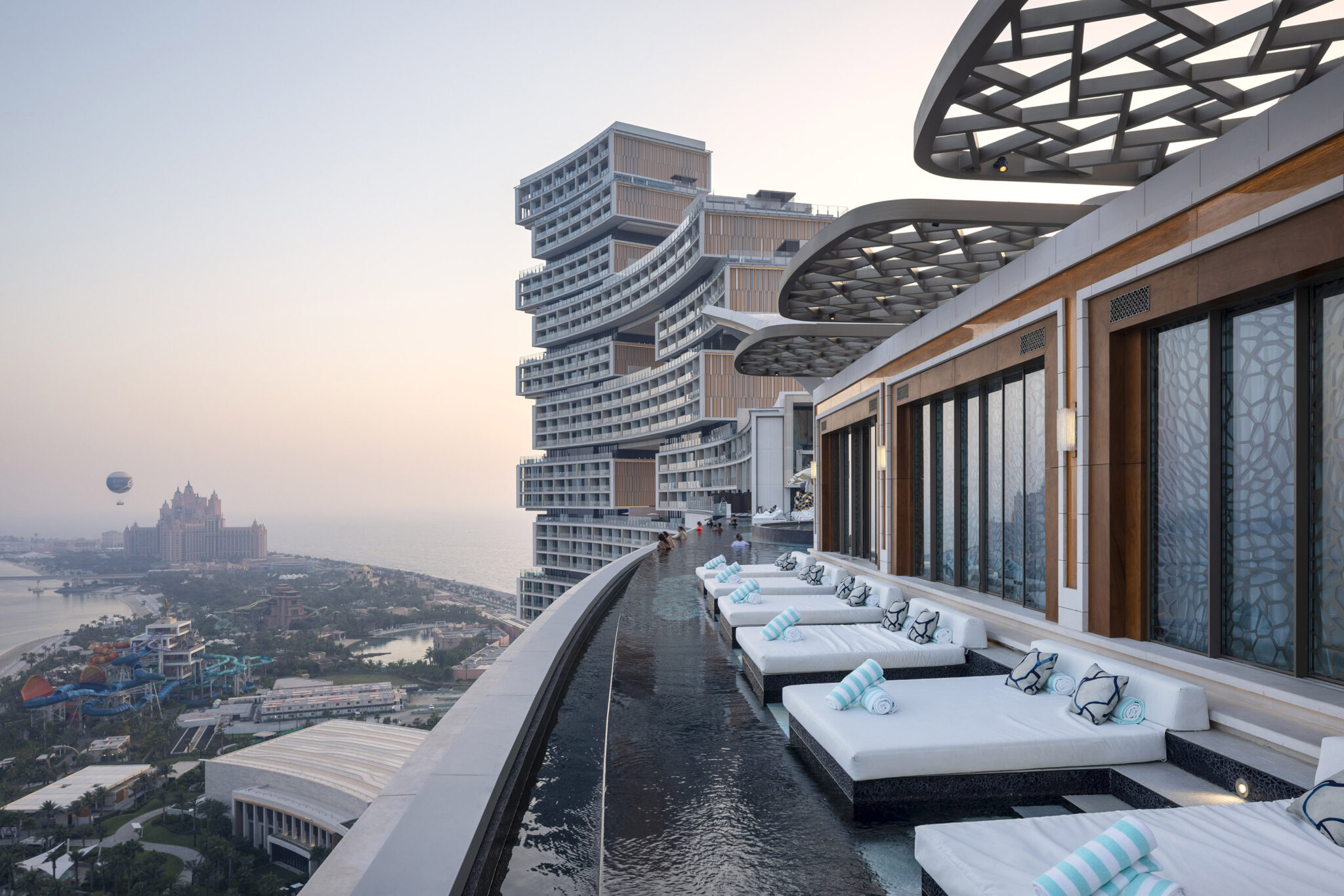 ドバイに新たに誕生した 階段状に積み上がるリゾートホテル〈アトランティス ザ ロイヤル〉KPF - TECTURE MAG（テクチャーマガジン） | 空間デザイン・建築メディア