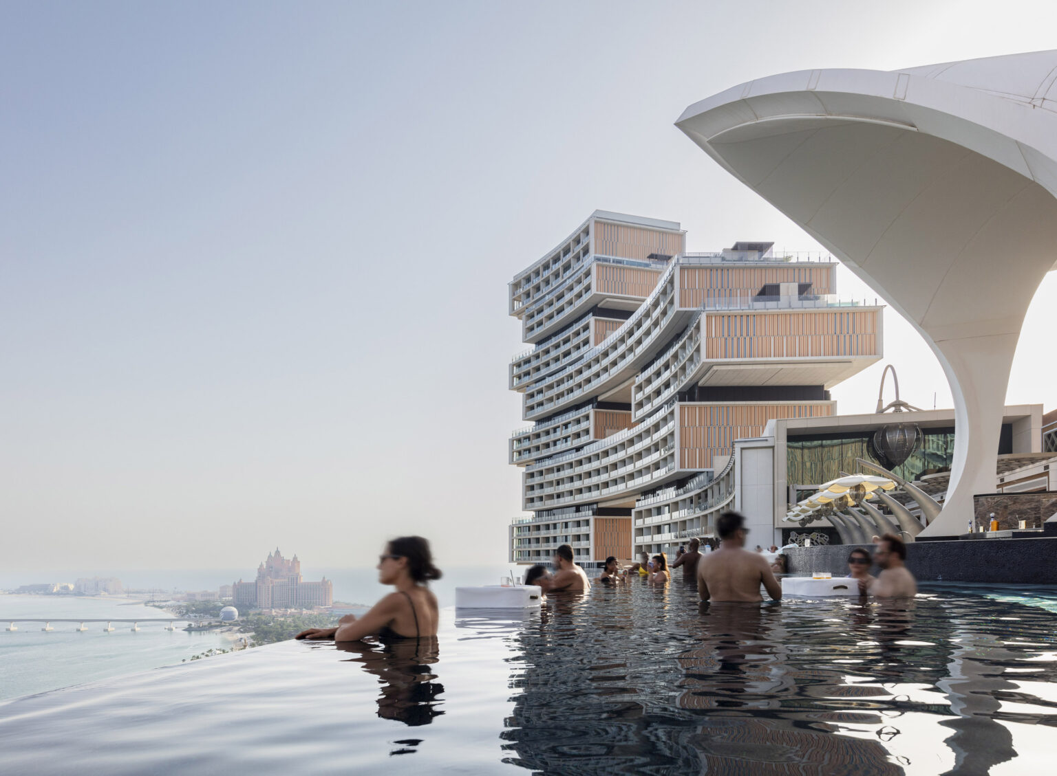 ドバイに新たに誕生した 階段状に積み上がるリゾートホテル〈アトランティス ザ ロイヤル〉KPF - TECTURE MAG（テクチャーマガジン） | 空間デザイン・建築メディア