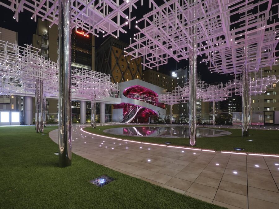 日建設計とナスカがデザインアーキテクトを務めた複合施設〈Shibuya Sakura Stage（渋谷サクラステージ）〉竣工、縦軸動線「アーバンコア」や歩行者デッキの整備によって高低差ある桜丘 ...