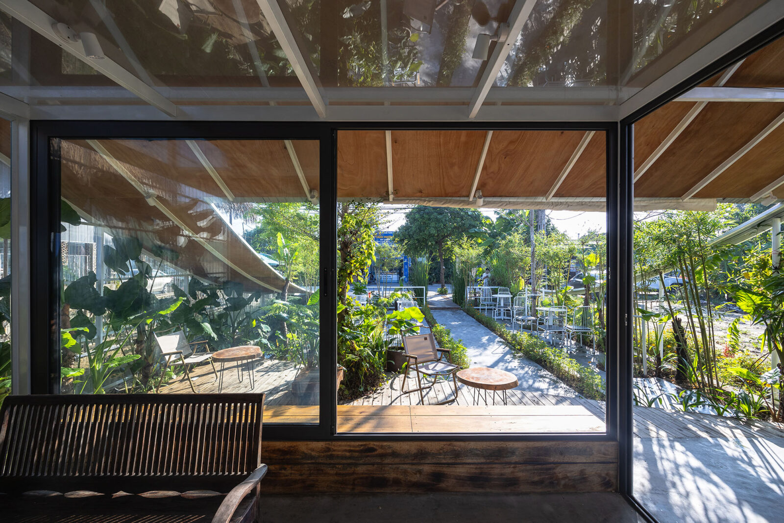 親しみやすい空間を生み出すテントのような屋根のローカル・コーヒー・ショップ〈Ká coffee〉グエン・カック・フォック・アーキテクツ、ベトナム - TECTURE MAG（テクチャーマガジン ...