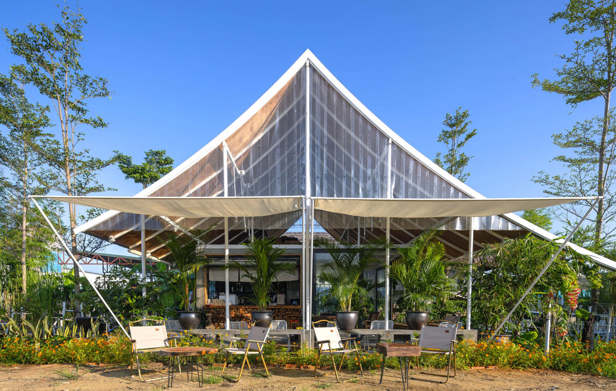 親しみやすい空間を生み出すテントのような屋根のローカル・コーヒー・ショップ〈Ká coffee〉グエン・カック・フォック・アーキテクツ、ベトナム - TECTURE MAG（テクチャーマガジン ...