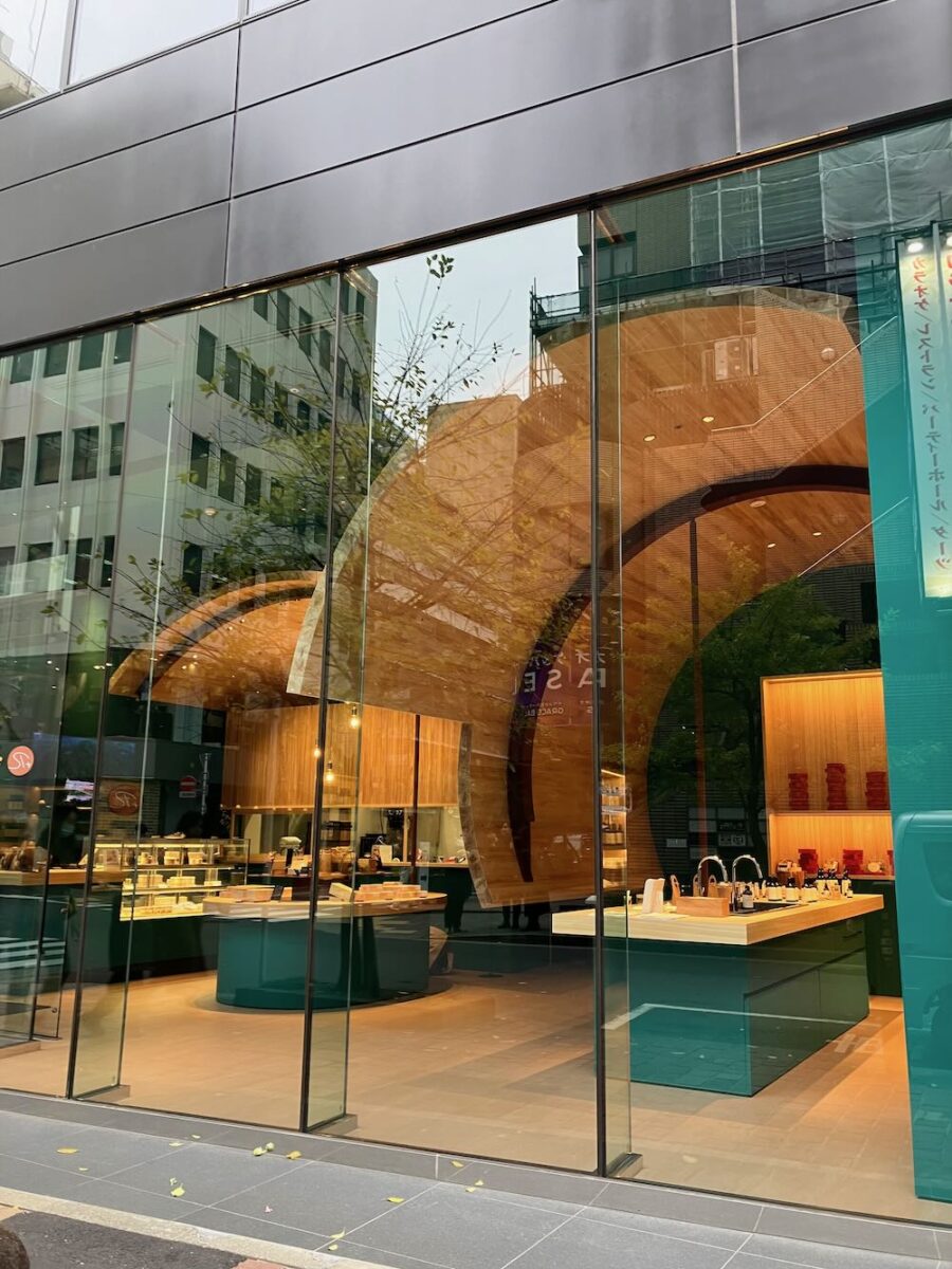 成瀬・猪熊建築設計事務所が手がけた〈meet tree GINZA〉が銀座にオープン！ 中津川産檜の角材で組んだ2つのヴォールトの下で特選スイーツとサステナブルコスメを展開[内覧会レポート ...