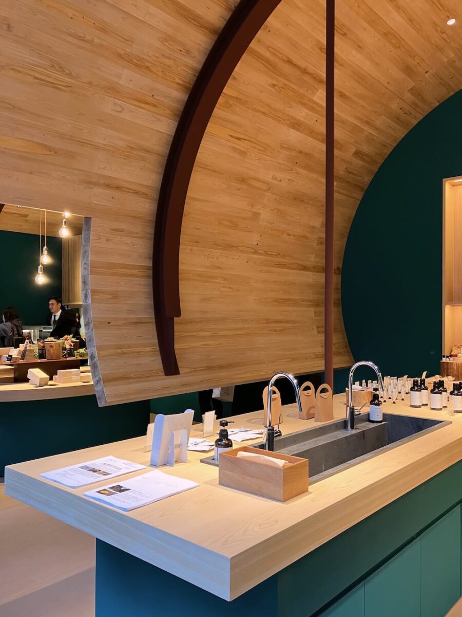 成瀬・猪熊建築設計事務所が手がけた〈meet tree GINZA〉が銀座にオープン！ 中津川産檜の角材で組んだ2つのヴォールトの下で特選スイーツとサステナブルコスメを展開[内覧会レポート ...