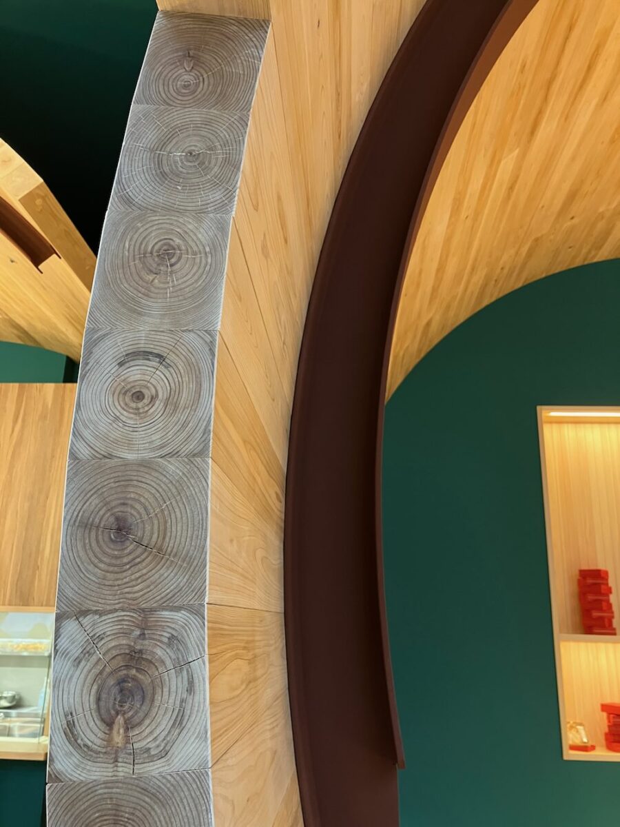 成瀬・猪熊建築設計事務所が手がけた〈meet tree GINZA〉が銀座にオープン！ 中津川産檜の角材で組んだ2つのヴォールトの下で特選スイーツとサステナブルコスメを展開[内覧会レポート ...