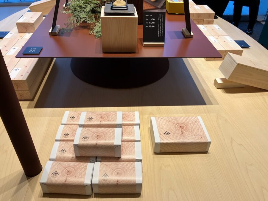 成瀬・猪熊建築設計事務所が手がけた〈meet tree GINZA〉が銀座にオープン！ 中津川産檜の角材で組んだ2つのヴォールトの下で特選スイーツとサステナブルコスメを展開[内覧会レポート ...