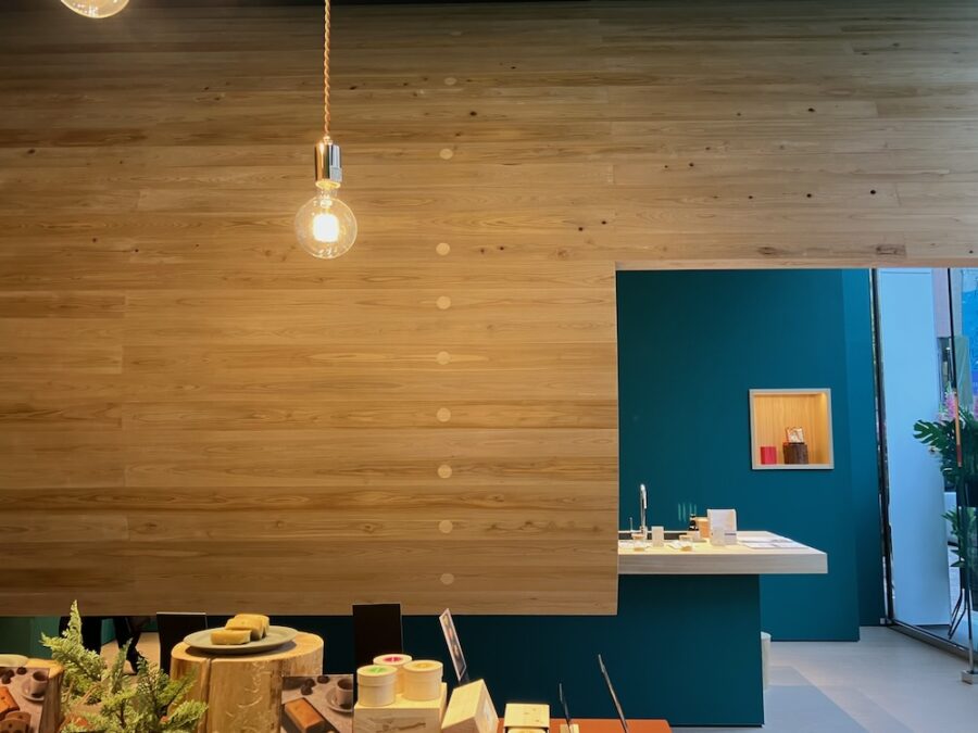 成瀬・猪熊建築設計事務所が手がけた〈meet tree GINZA〉が銀座にオープン！ 中津川産檜の角材で組んだ2つのヴォールトの下で特選スイーツとサステナブルコスメを展開[内覧会レポート ...