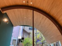 成瀬・猪熊建築設計事務所が手がけた〈meet tree GINZA〉が銀座にオープン！ 中津川産檜の角材で組んだ2つのヴォールトの下で特選スイーツとサステナブルコスメを展開[内覧会レポート ...