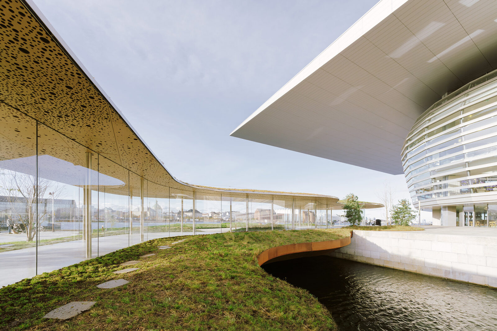 活気ある都市の中に現れた自然豊かな公園島〈オペラパーク〉Cobe、デンマーク - TECTURE MAG（テクチャーマガジン） | 空間デザイン・建築メディア