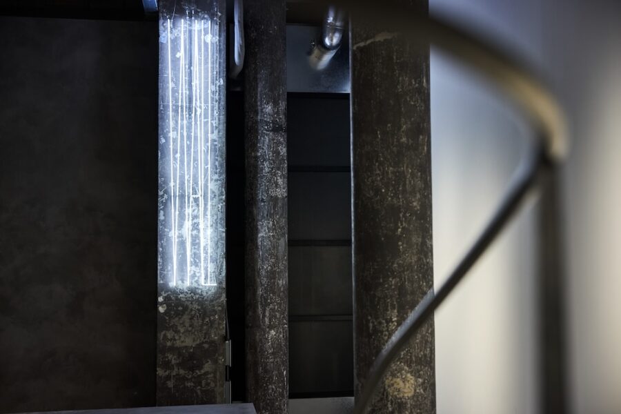 萬代基介建築設計事務所が改修設計と空間デザインを担当、エイベックスが手掛ける夜のオルタナティヴ・スペース〈WALL_alternative〉が西麻布にオープン - TECTURE MAG（テク ...