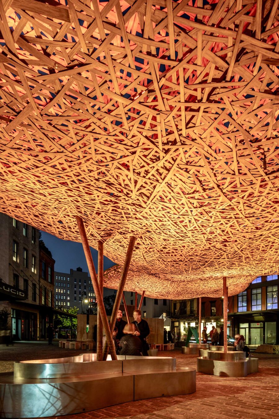 ニューヨークの街角に現れた竹の雲〈バンブー・クラウド〉llLab.、アメリカ - TECTURE MAG（テクチャーマガジン） | 空間デザイン・建築メディア