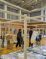 坂 茂氏が設計した紙管＋布の仮設パーティションシステム「PPS」が能登半島地震の被災地へ、支援プロジェクトが始動 - TECTURE MAG（テクチャーマガジン） | 空間デザイン・建築メディア