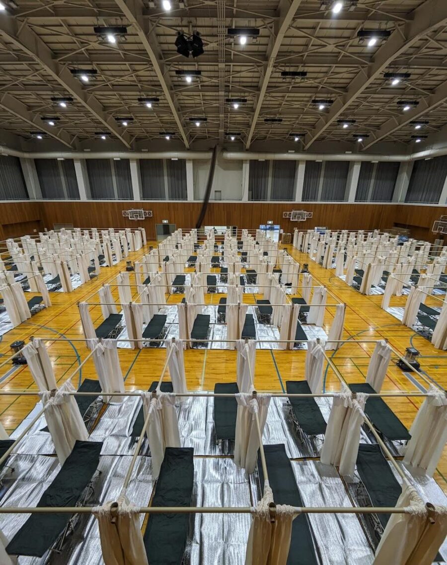 坂 茂氏が設計した紙管＋布の仮設パーティションシステム「PPS」が能登半島地震の被災地へ、支援プロジェクトが始動 - TECTURE MAG（テクチャーマガジン） | 空間デザイン・建築メディア