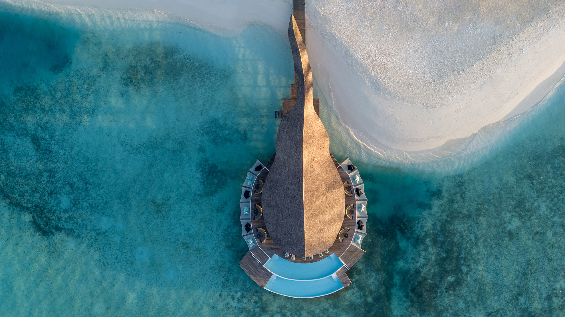 モルディブ近海を泳ぐエイのような 竹×水上レストラン〈Overwater Restaurant〉アトリエ・ノマディック - TECTURE MAG（テクチャーマガジン） | 空間デザイン・建築メディア