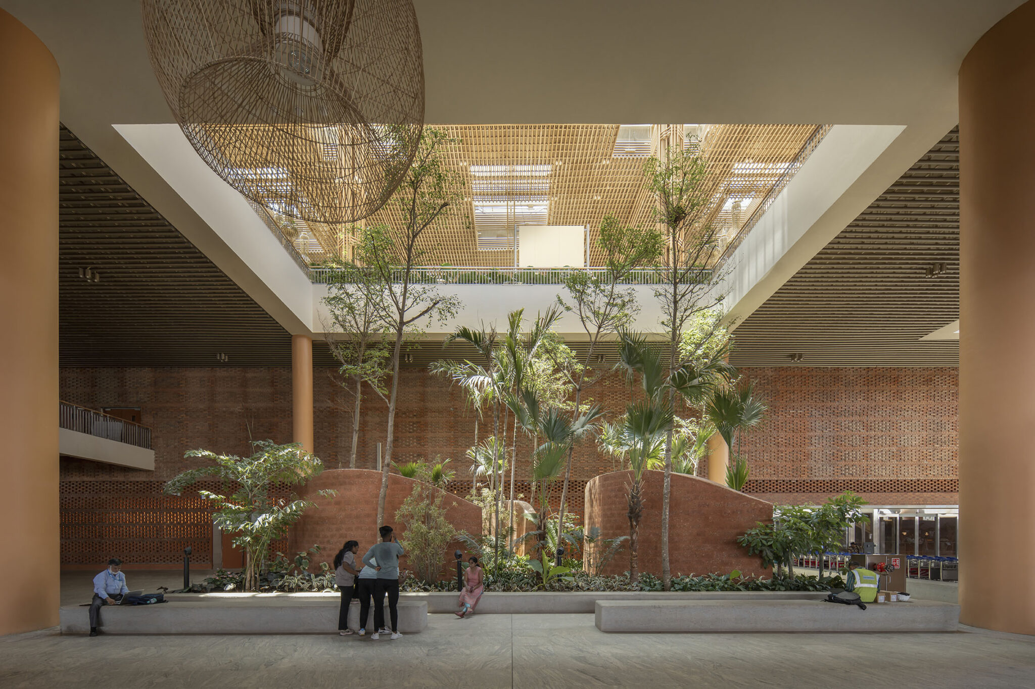 内外に連続する庭園が旅行者と自然をつなぐ空港〈ベンガルール・ケンペゴウダ国際空港 第2ターミナル〉SOM、インド - TECTURE MAG（テクチャーマガジン） | 空間デザイン・建築メディア