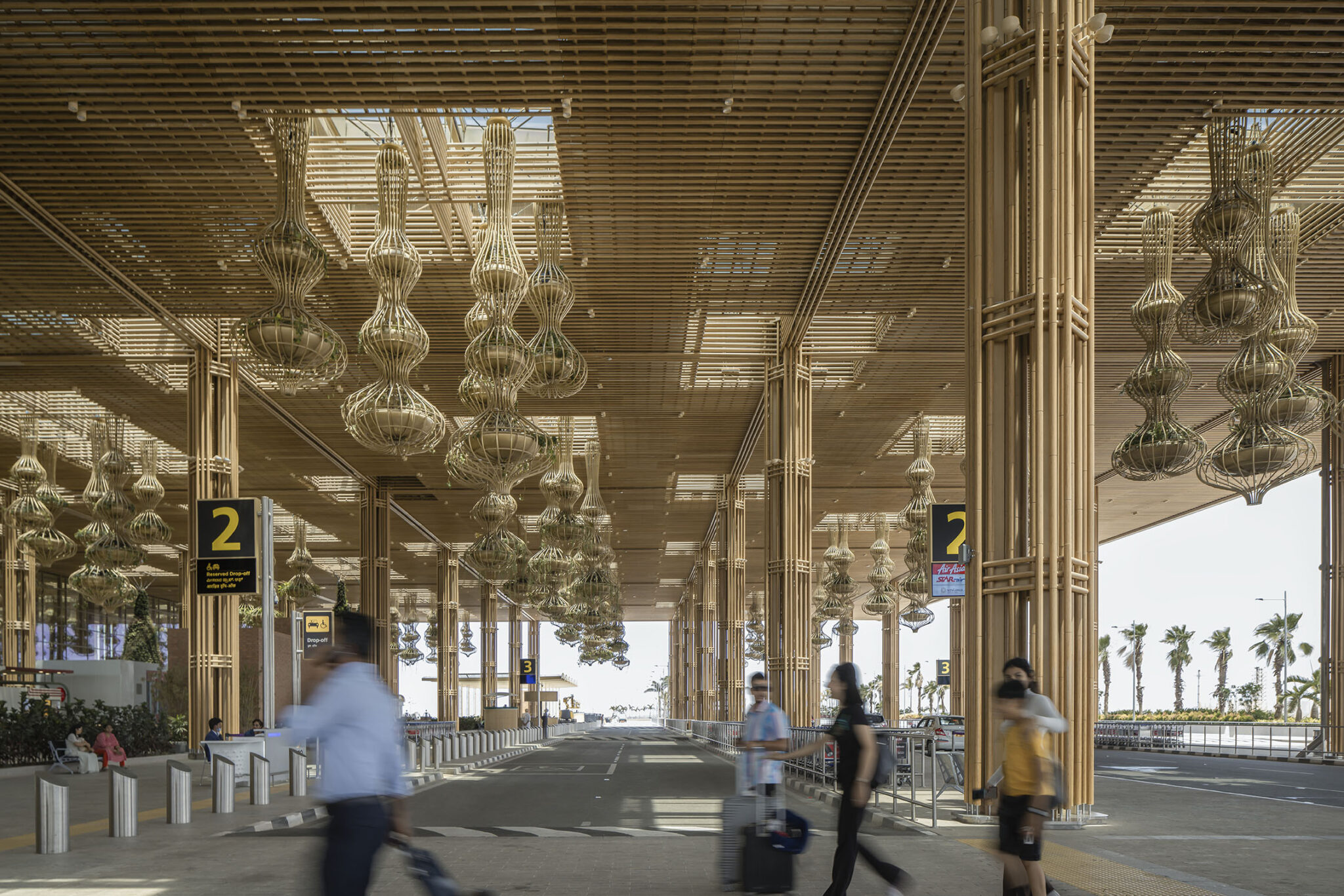 内外に連続する庭園が旅行者と自然をつなぐ空港〈ベンガルール・ケンペゴウダ国際空港 第2ターミナル〉SOM、インド - TECTURE MAG（テクチャーマガジン） | 空間デザイン・建築メディア