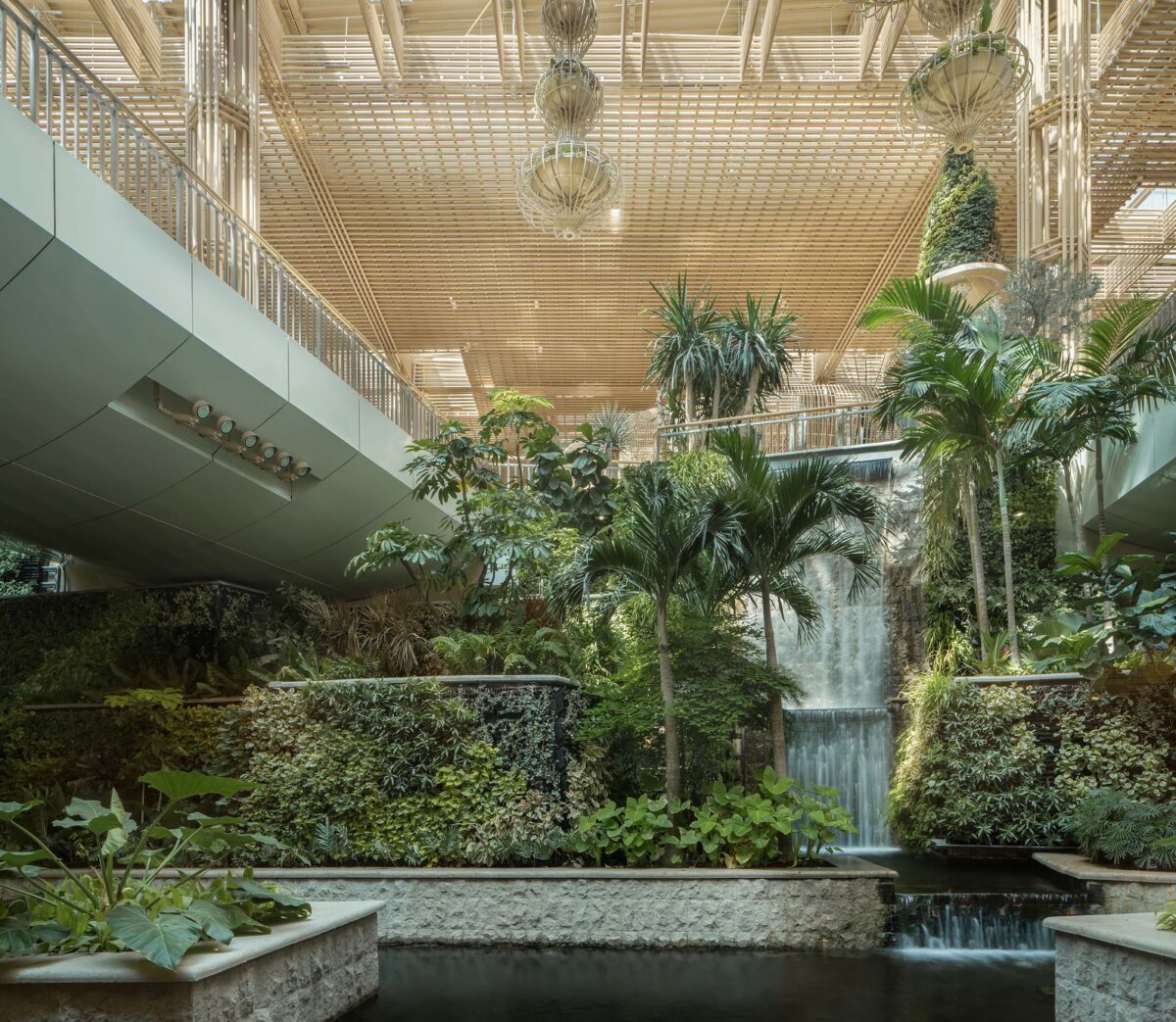 内外に連続する庭園が旅行者と自然をつなぐ空港〈ベンガルール・ケンペゴウダ国際空港 第2ターミナル〉SOM、インド - TECTURE MAG（テクチャーマガジン） | 空間デザイン・建築メディア