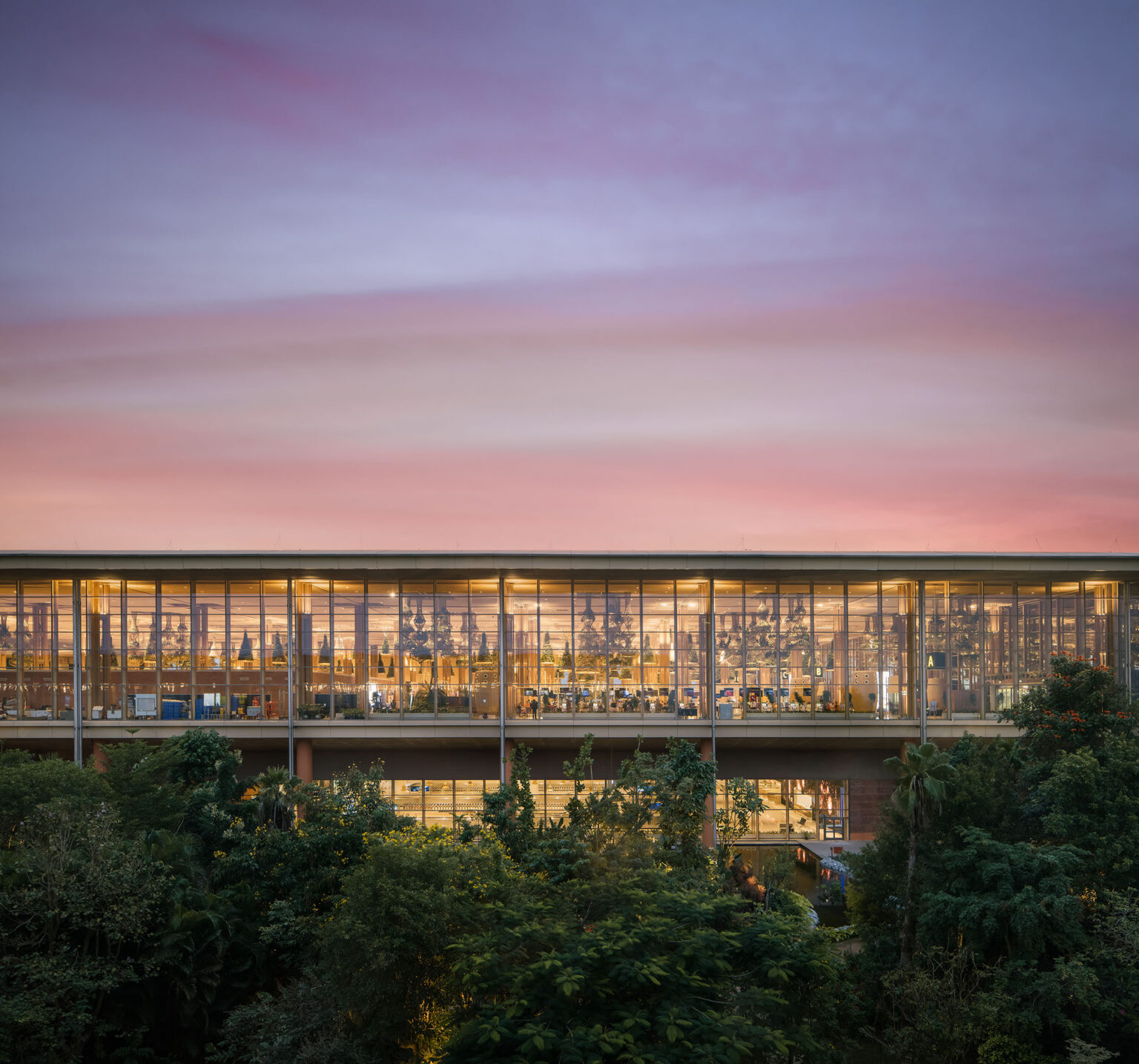 内外に連続する庭園が旅行者と自然をつなぐ空港〈ベンガルール・ケンペゴウダ国際空港 第2ターミナル〉SOM、インド - TECTURE MAG（テクチャーマガジン） | 空間デザイン・建築メディア