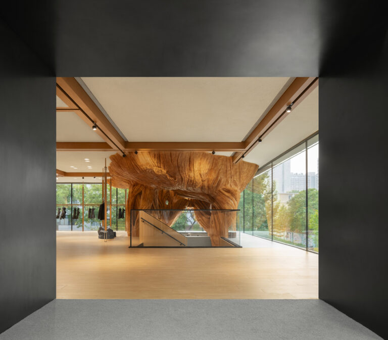 自然と都市が融合するアウトドアブランドの旗艦店〈ARC’TERYX旗艦店 三里屯〉STILL YOUNG、中国 - TECTURE MAG（テクチャーマガジン） | 空間デザイン・建築メディア