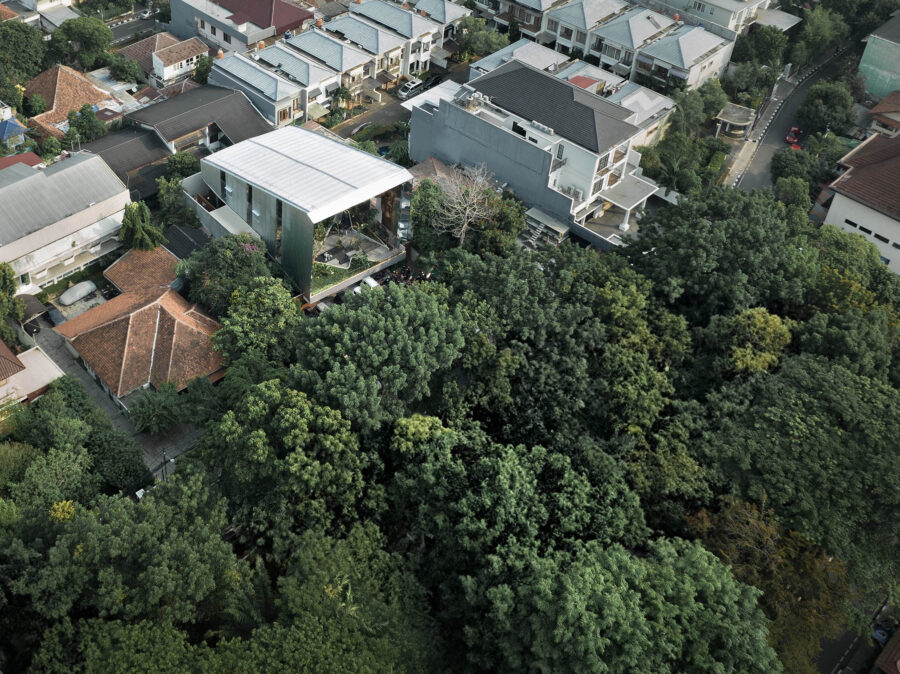 アートを組み込むフレームで自然を魅せるガーデンカフェ〈タナタップ・フレーム・ガーデン〉RAD+ar、インドネシア - TECTURE MAG（テクチャーマガジン） | 空間デザイン・建築メディア