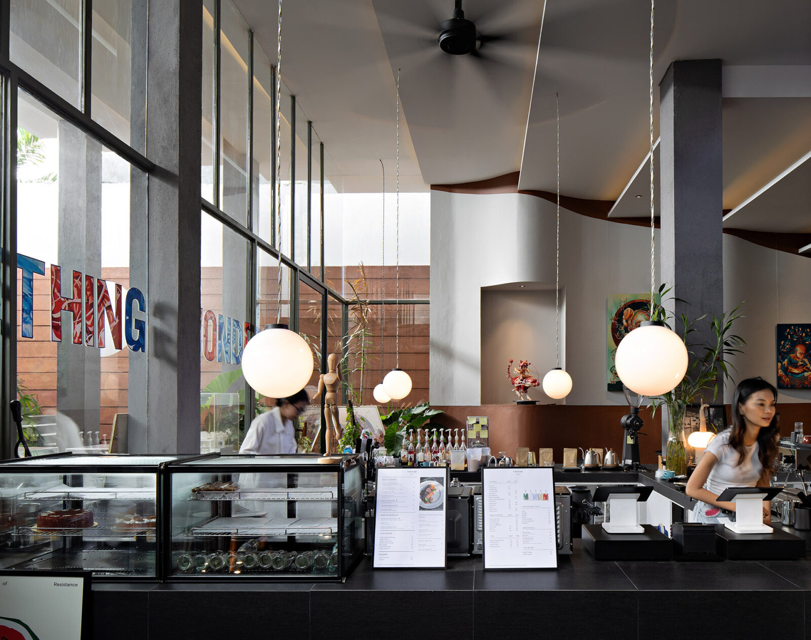 アートを組み込むフレームで自然を魅せるガーデンカフェ〈タナタップ・フレーム・ガーデン〉RAD+ar、インドネシア - TECTURE MAG（テクチャーマガジン） | 空間デザイン・建築メディア