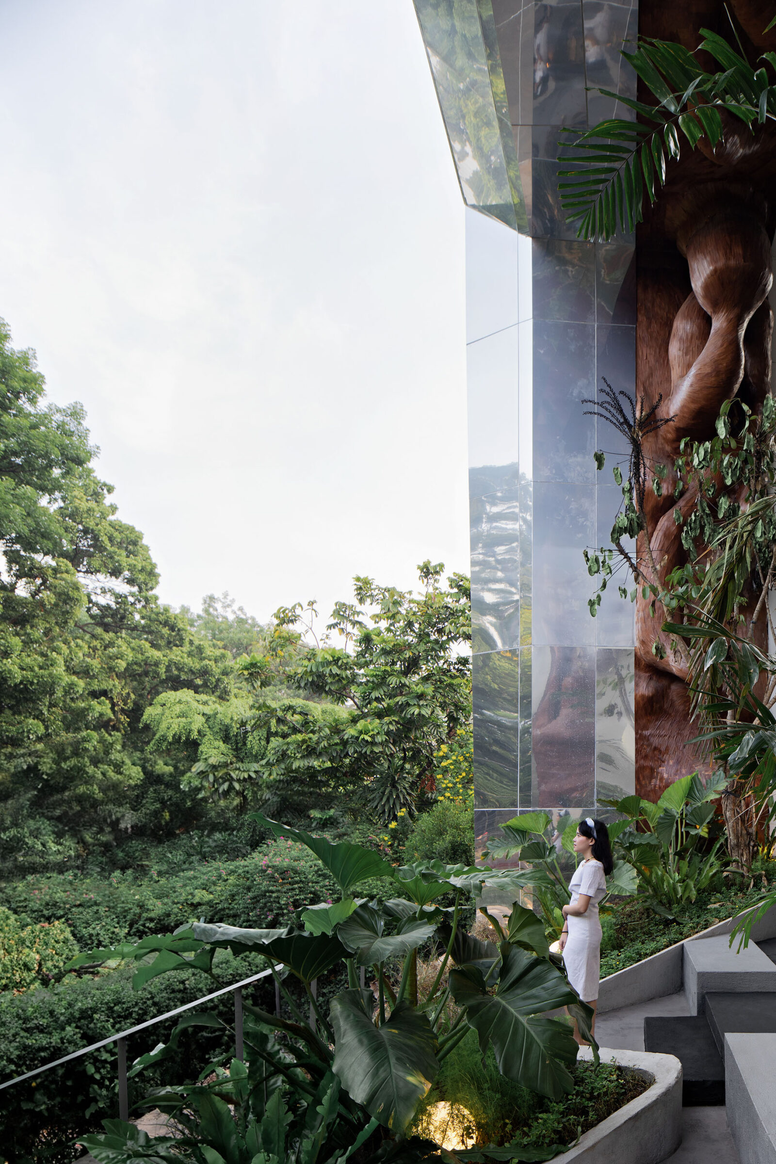 アートを組み込むフレームで自然を魅せるガーデンカフェ〈タナタップ・フレーム・ガーデン〉RAD+ar、インドネシア - TECTURE MAG（テクチャーマガジン） | 空間デザイン・建築メディア