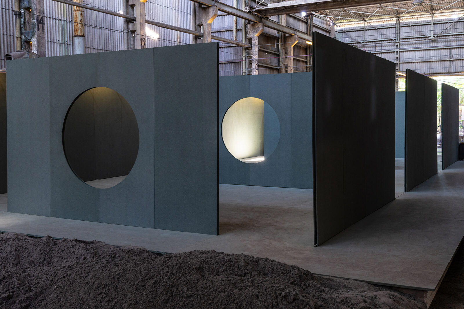 20世紀のベトナムの産業遺産をアダプティブリユースした展示空間〈The Grid〉アドホック・プラクティス - TECTURE MAG（テクチャーマガジン） | 空間デザイン・建築メディア