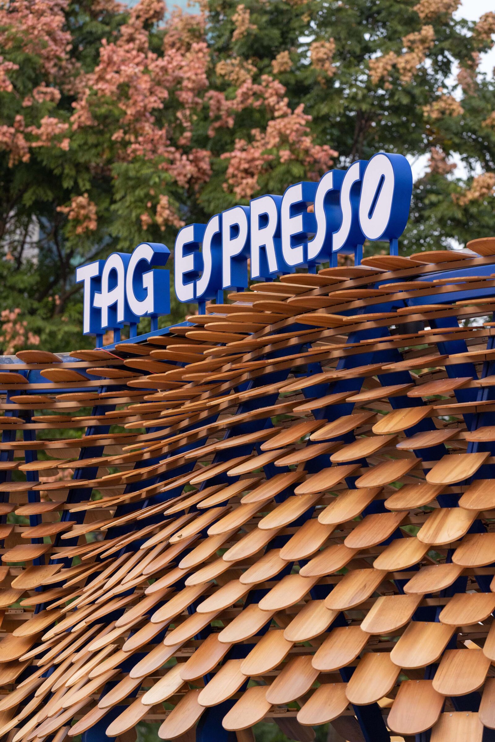 モジュール化により多様な場所に適応する〈TAG ESPRESSO KIOSK〉TAG ESPRESSO KIOSK" adapts to a ...