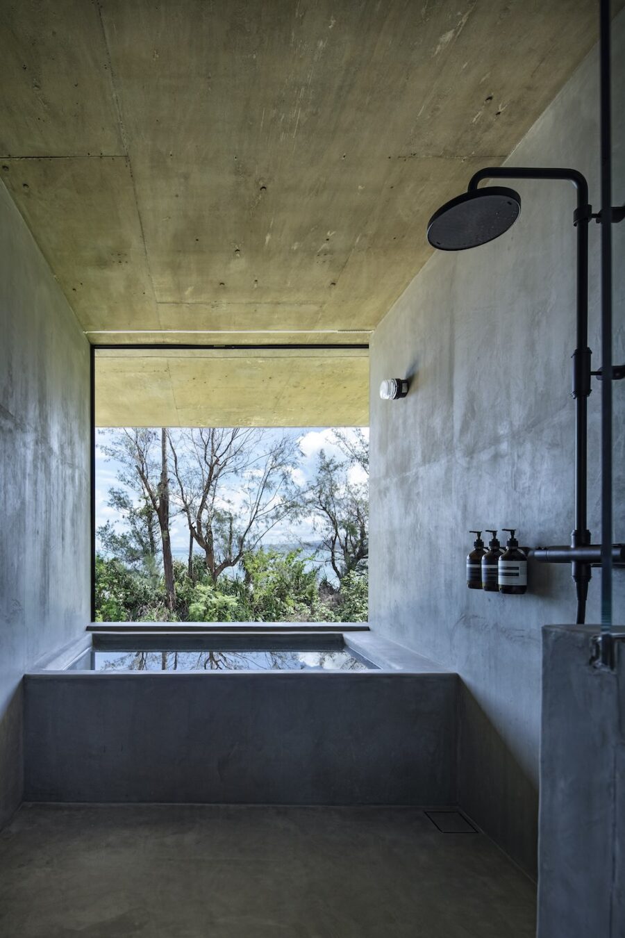 SUPPOSE DESIGN OFFICEが設計した住宅”名護の家”が沖縄の海を一望できる1棟貸しヴィラ〈DAICHI OKINAWA villa M〉に - TECTURE MAG（テク ...