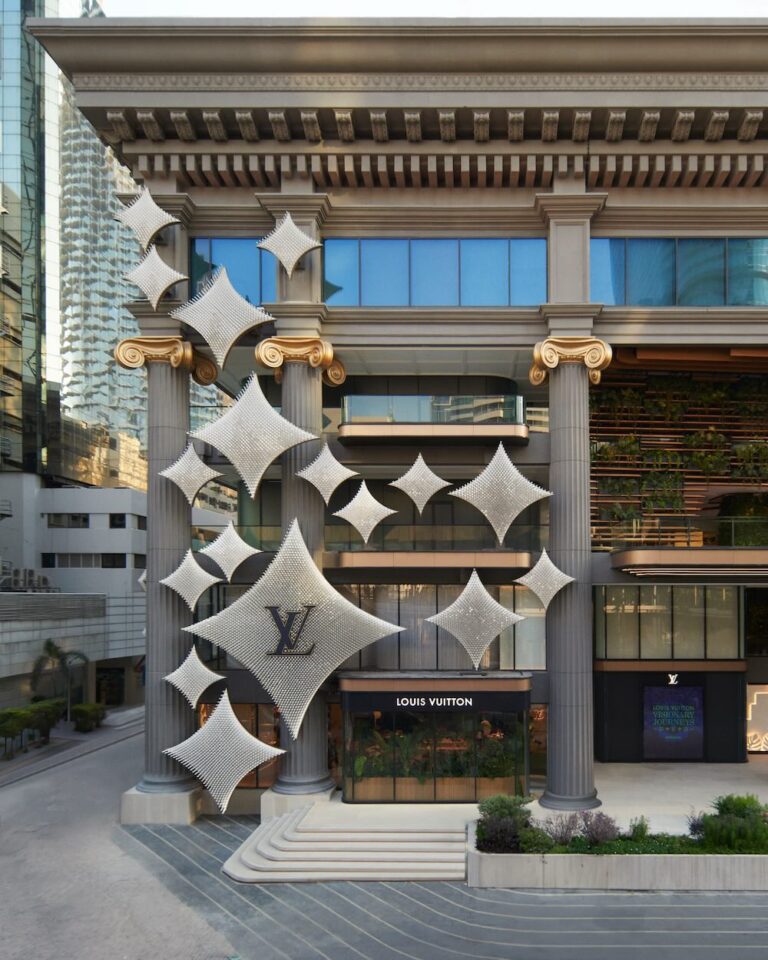 タイ・バンコクで話題のルイ・ヴィトンの〈LV ザ・プレイス バンコク〉の没入型エキシビジョン ｢VISIONARY JOURNEYS｣展のセノグラフィーをOMAパートナーの重松象平氏が担当 ...