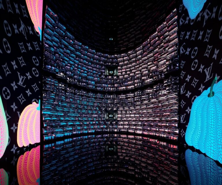 タイ・バンコクで話題のルイ・ヴィトンの〈LV ザ・プレイス バンコク〉の没入型エキシビジョン ｢VISIONARY JOURNEYS｣展のセノグラフィーをOMAパートナーの重松象平氏が担当 ...