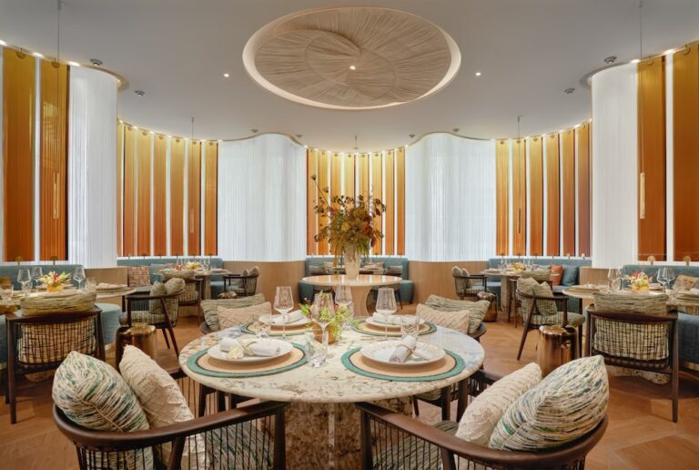 タイ・バンコクで話題のルイ・ヴィトンの〈LV ザ・プレイス バンコク〉の没入型エキシビジョン ｢VISIONARY JOURNEYS｣展のセノグラフィーをOMAパートナーの重松象平氏が担当 ...