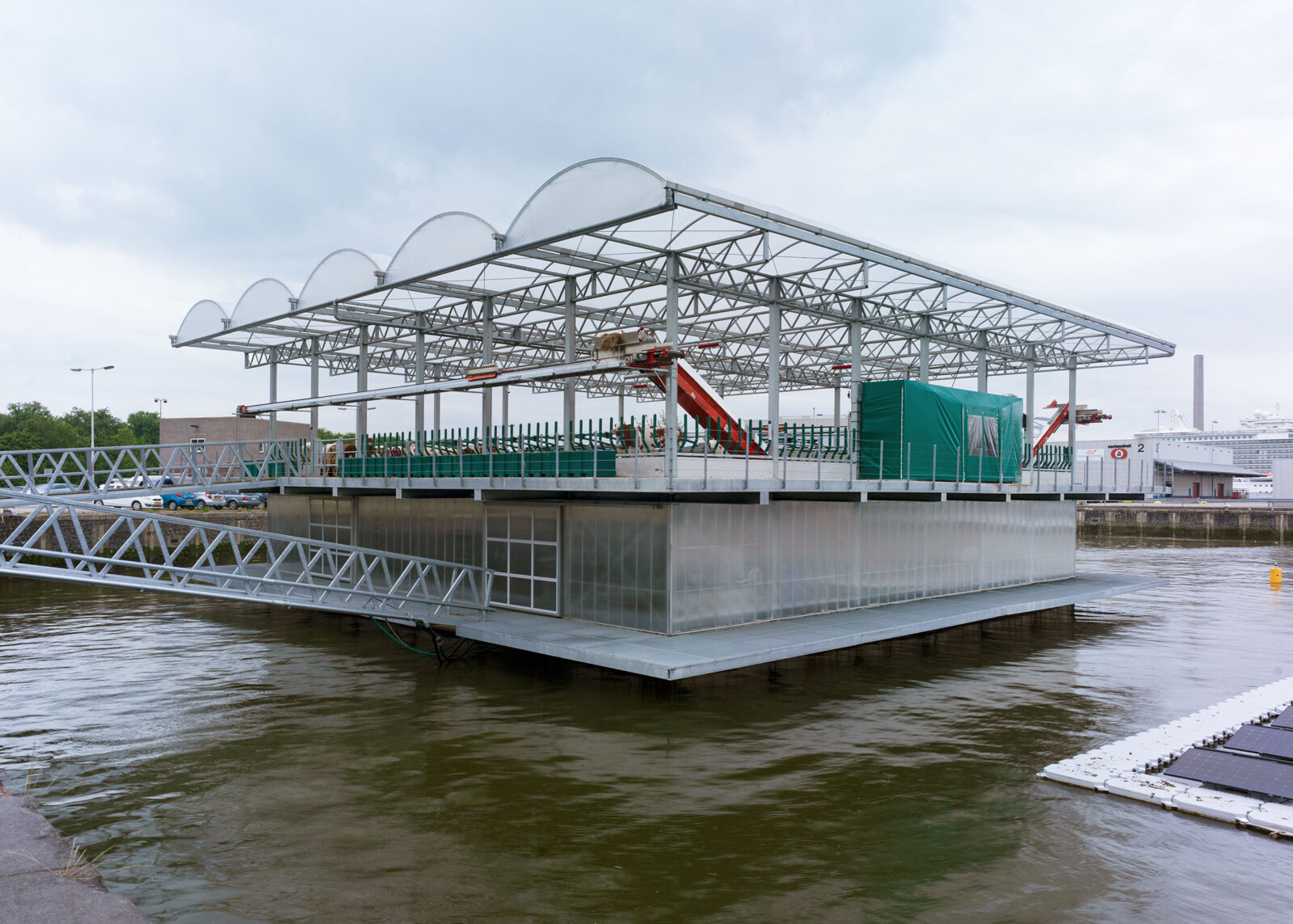 アムステルダムの港に浮かぶ世界初の水上農場〈フローティング・ファーム・デイリー〉GOLDSMITH、オランダ - TECTURE MAG（テク ...