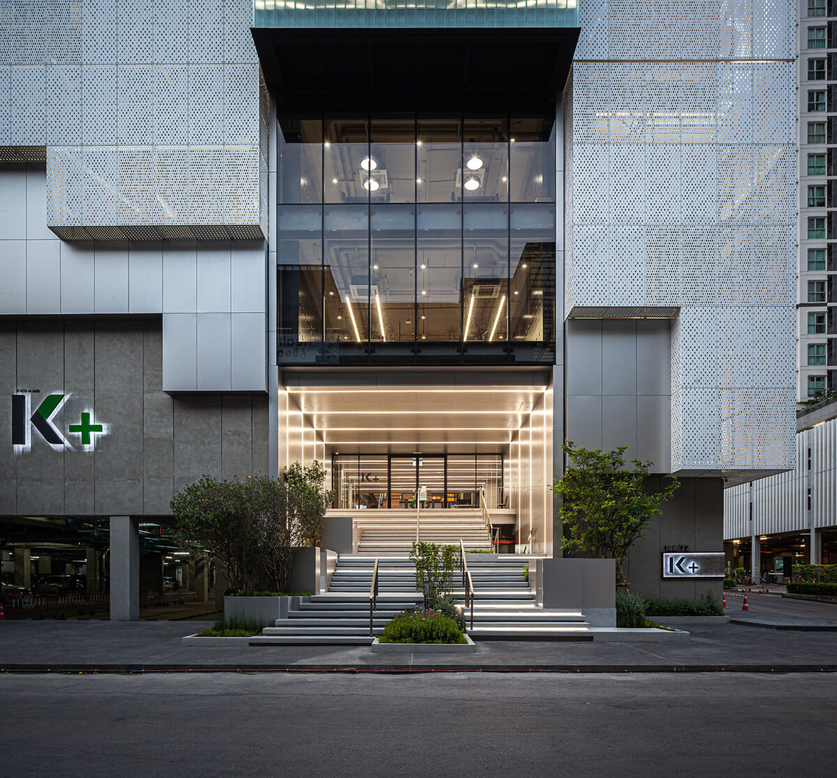 テック企業の独自性を空間から伝えるオフィスビル〈K+ Building〉pbm、タイ - TECTURE MAG（テクチャーマガジン） | 空間デザイン・建築メディア